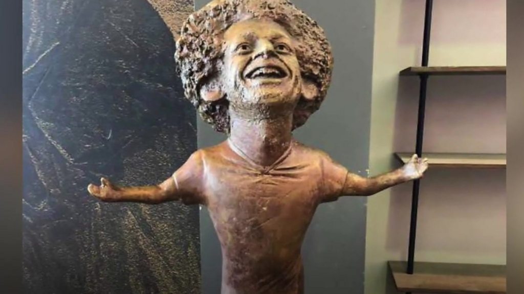 Mo Salah statue causes a stir in Liverpool - BBC News