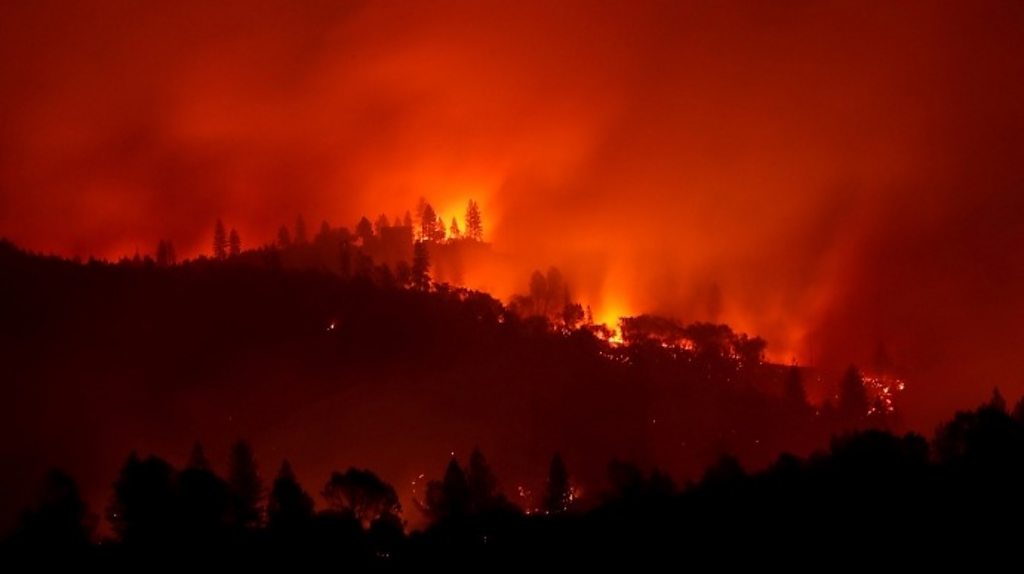 'Apocalyptic' scenes as Californian town burns