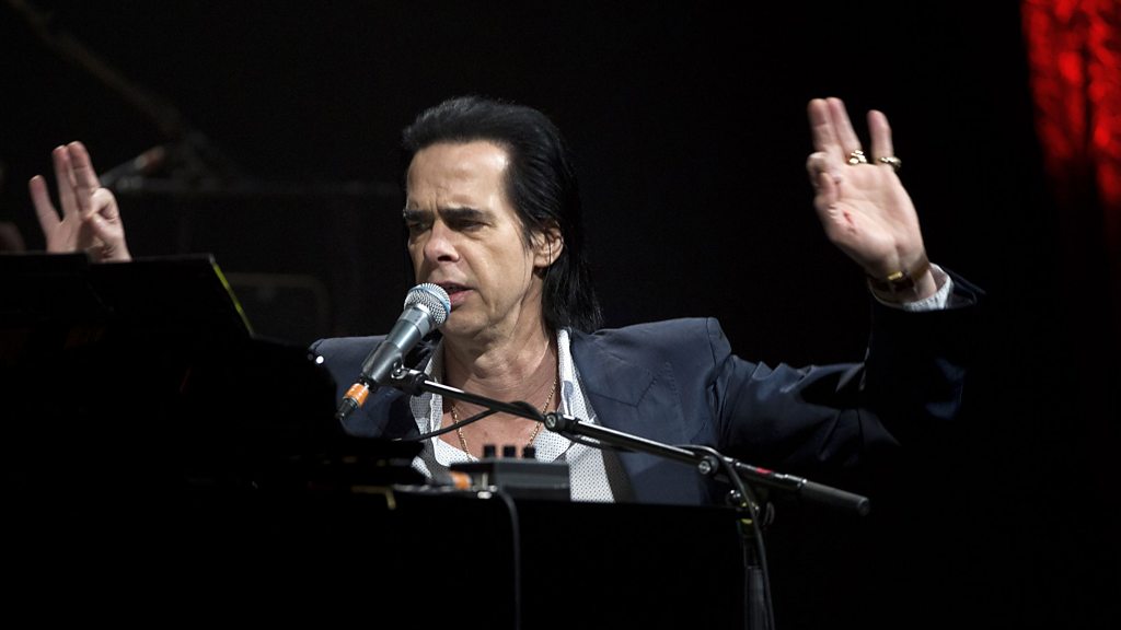 Nick Cave defends Israel gigs in open letter - BBC
