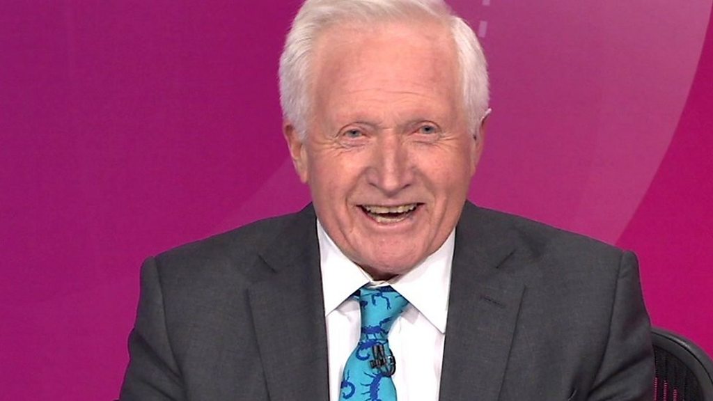 David Dimbleby leaves Question Time with standing ovation - BBC News
