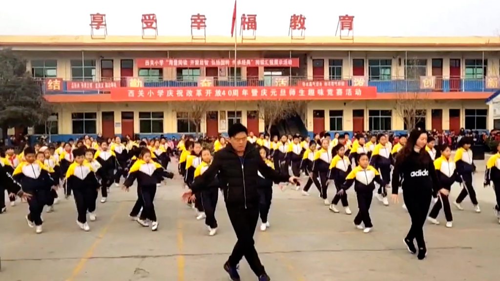 Chinese students' viral 'shuffle' dance - BBC News