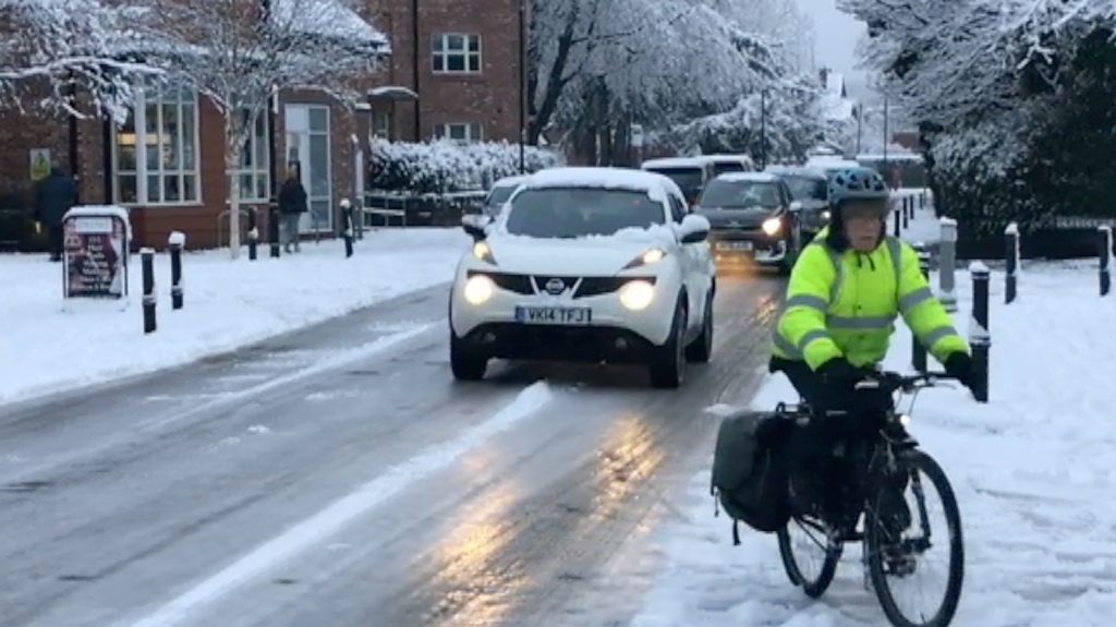 UK Snow: Travel chaos in Manchester - BBC News