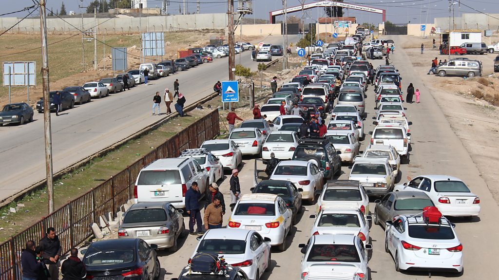 Long queues to enter Syria