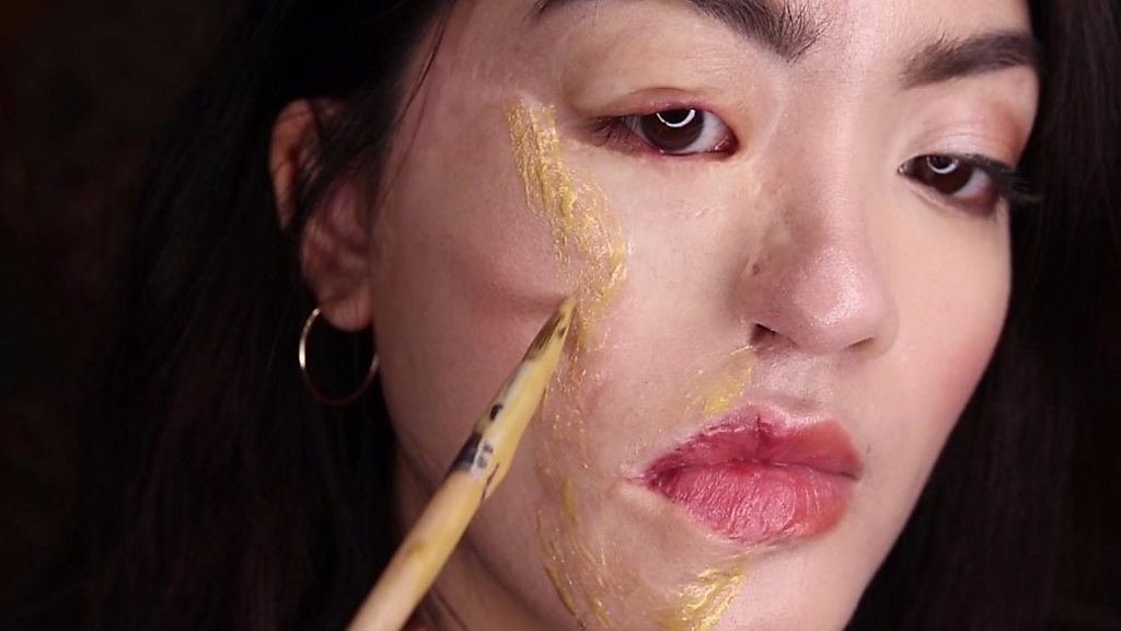 'I turned my scars into artwork' - BBC News