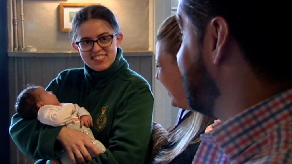 Dad delivers own baby in Oxfordshire pub - BBC News