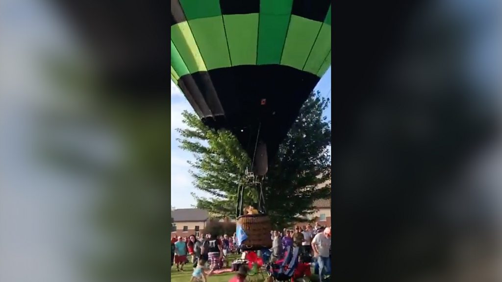 Rogue hot air balloon crashes into crowd - BBC News