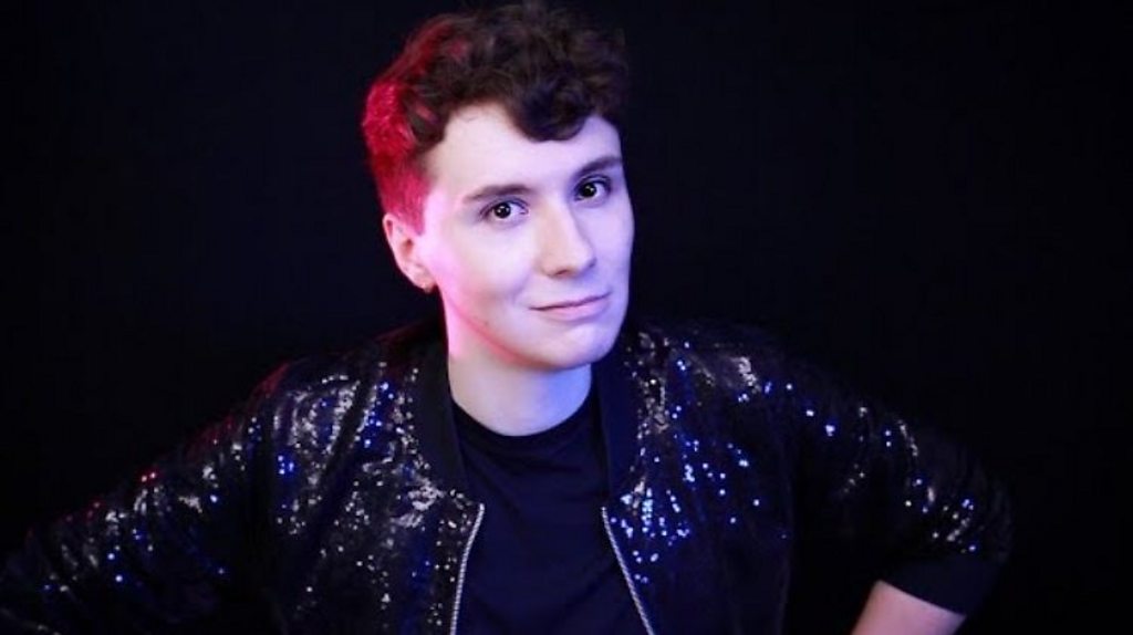 Daniel Howell comes out to YouTube fans - BBC News