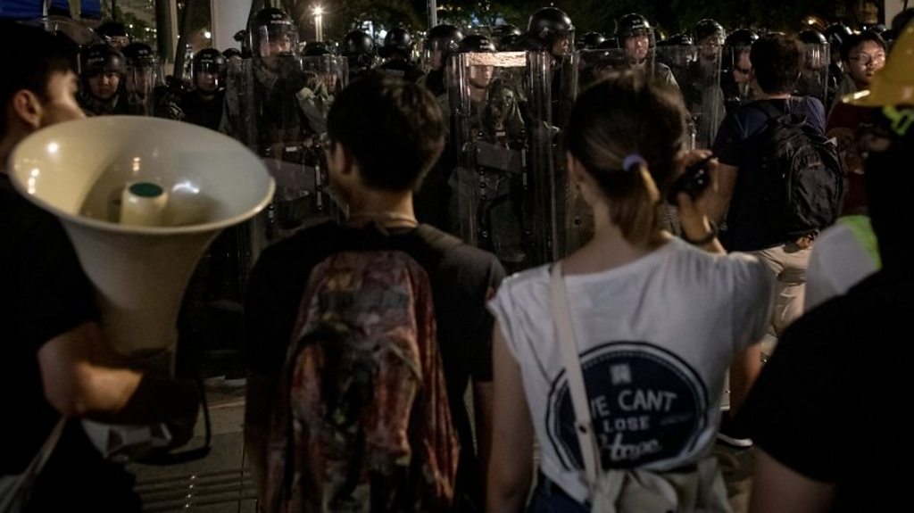 Riot police and protesters clash in Hong Kong shopping Mall - BBC News