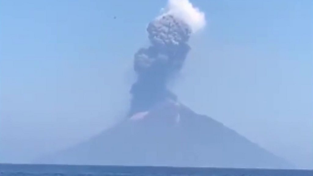 Stromboli erupts - BBC News