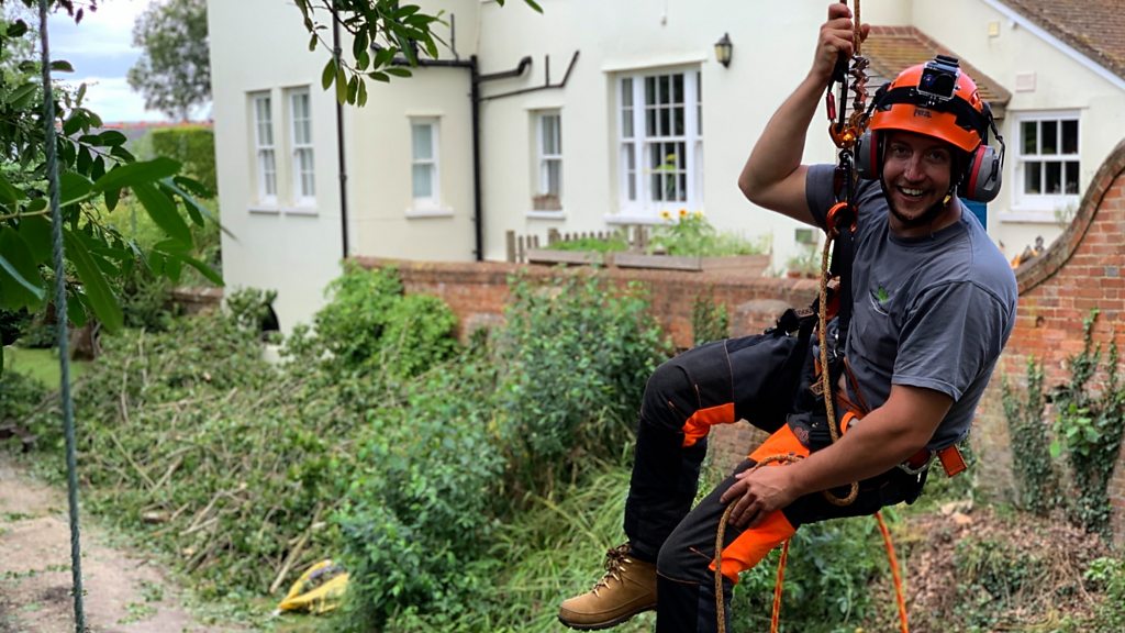 Hampshire paralysed tree surgeon returns to climbing - BBC News