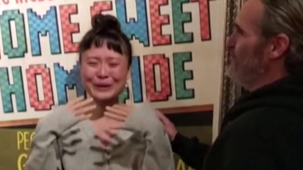 Joker actor surprises fans - BBC News