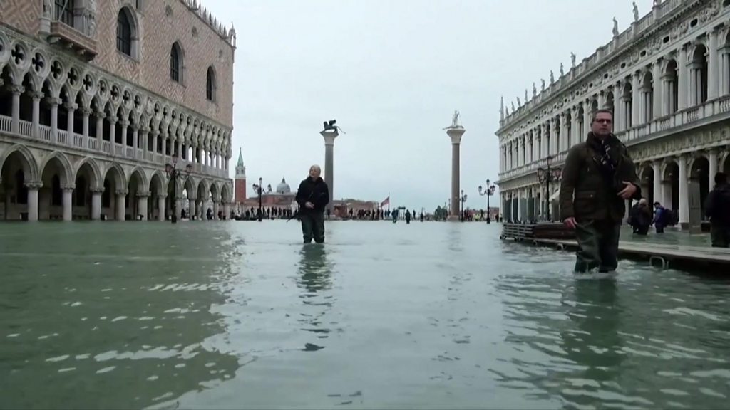 High tides in Central Venice - BBC News