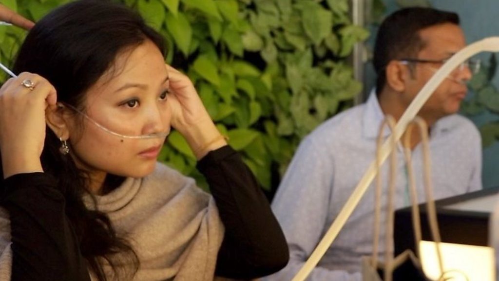 The bar selling oxygen to a choking Delhi - BBC News