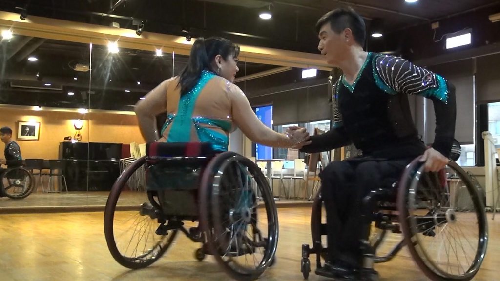 Taiwan's wheelchair dancers who fell in love on the dance floor - BBC News
