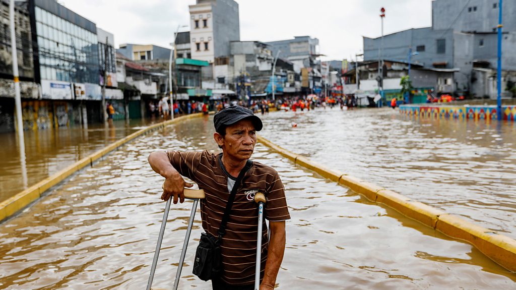 Torrential rain floods Jakarta - BBC News