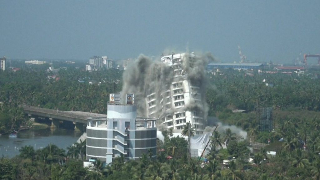 Luxury high-rise buildings demolished in India - BBC News