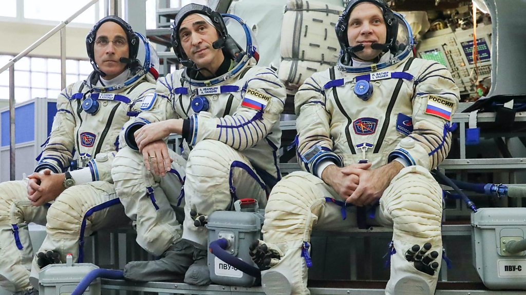 Astronauts arrive at ISS after long quarantine - BBC News