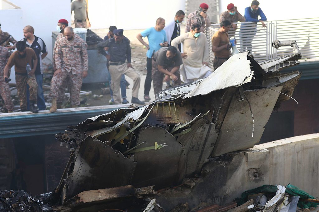 Pakistan plane crash - BBC News