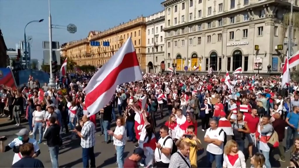 Belarus protest: Dozens arrested at mass rally - BBC News