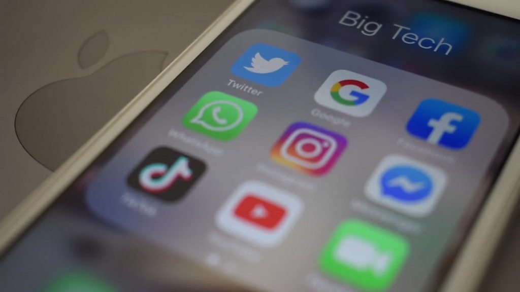 VR and a clutter-clearing robot - the week in tech - BBC News