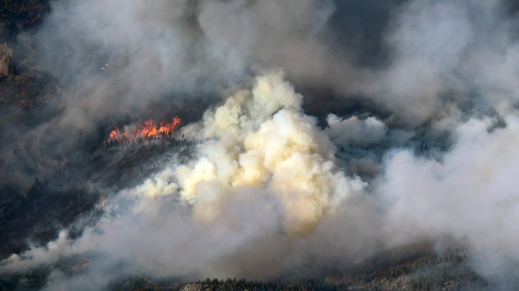 Huge smoke plumes from Colorado's largest ever wildfire - BBC News