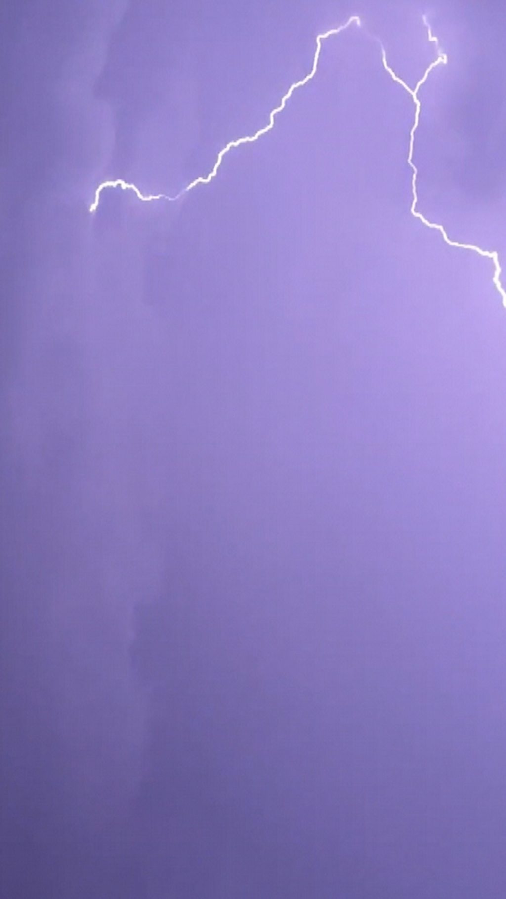 UK storms: Lightning flashes over southern England - BBC News