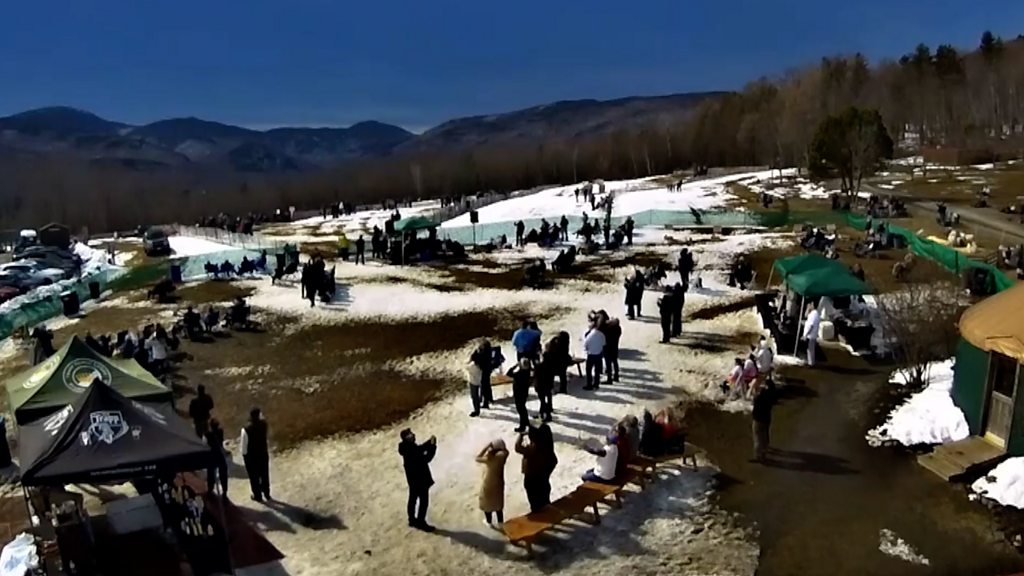Time-lapses show the eclipse sweep over North America - BBC News