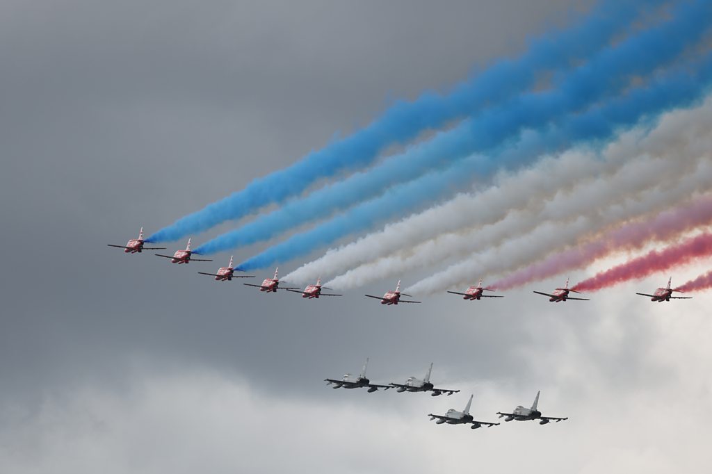 Crowds cheer spectacular fly past - BBC News