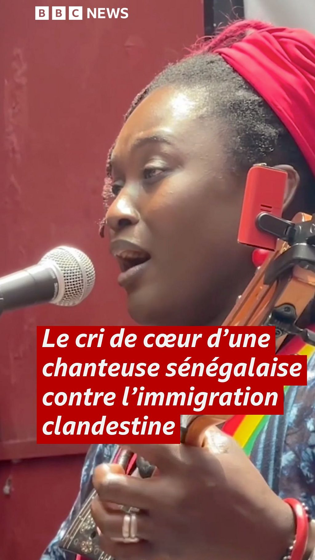La chanteuse casamançaise Mariaa Siga, guitare en main, dénonce l’immigration clandestine