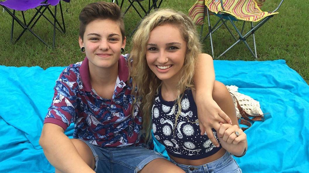This teen lesbian couple were just crowned Prom Queens - BBC Three