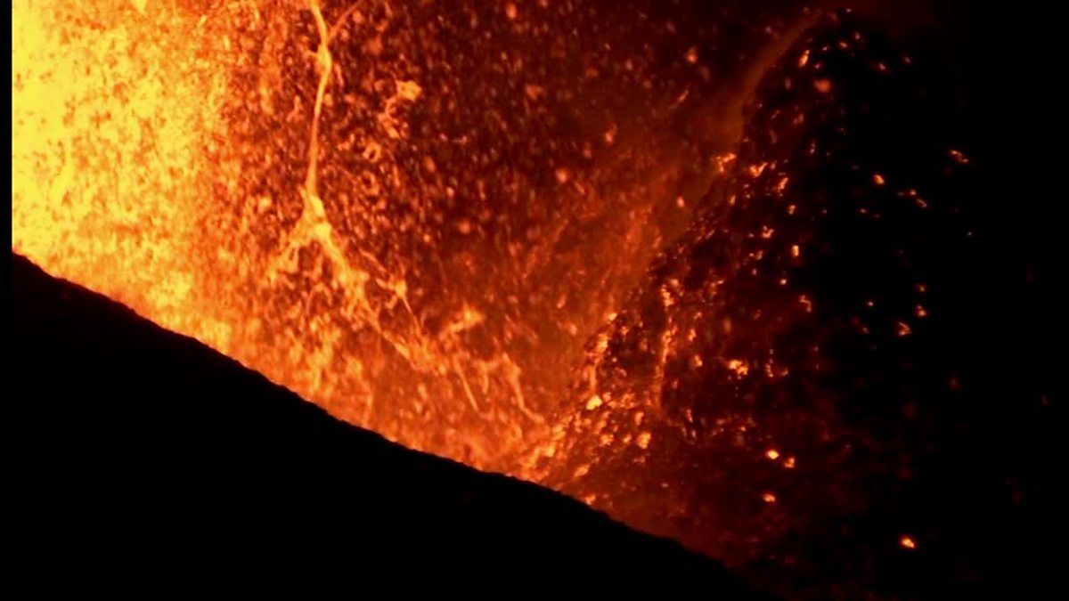 BBC Two - Volcano Live, Series 1, Fire fountains