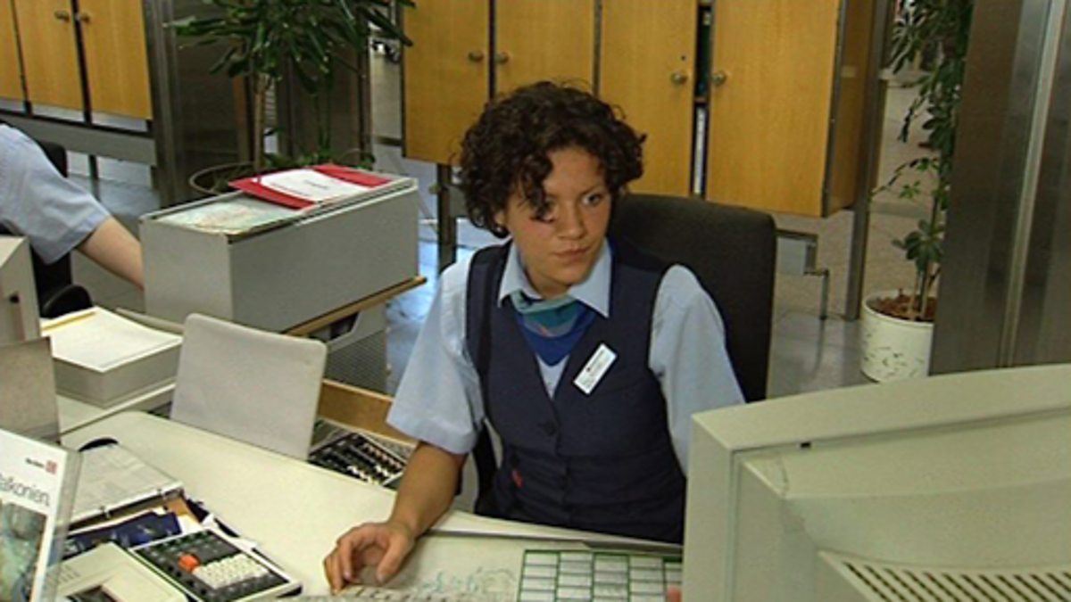 BBC Two - Talk German, Episode 5, Buying train tickets