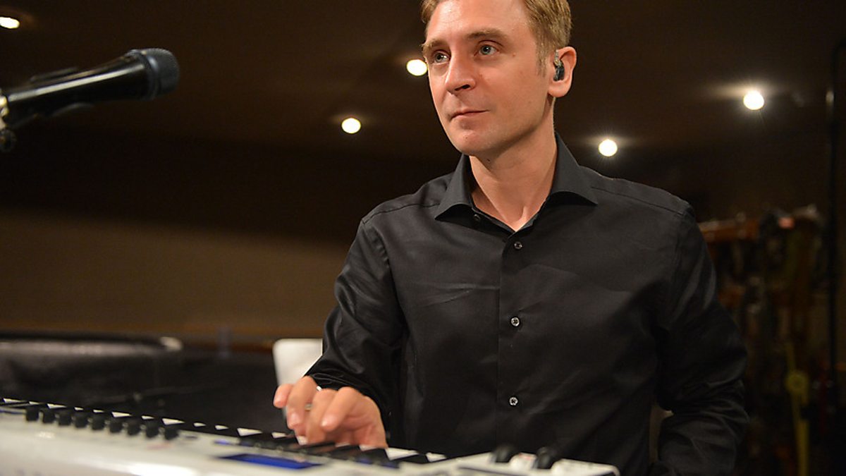 BBC Radio 1 - Zane Lowe, Zane v Rodigan, DJ Fresh & Diplo - Earthquake ...