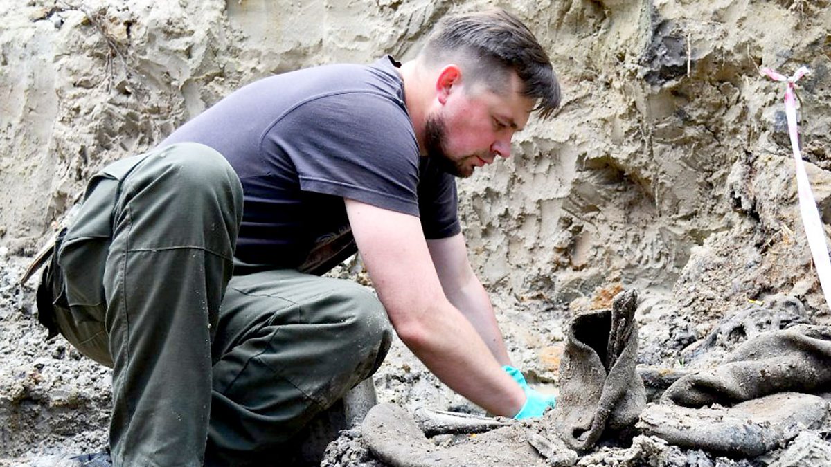 BBC Radio 4 - Crossing Continents, Russia: Digging up the Dead