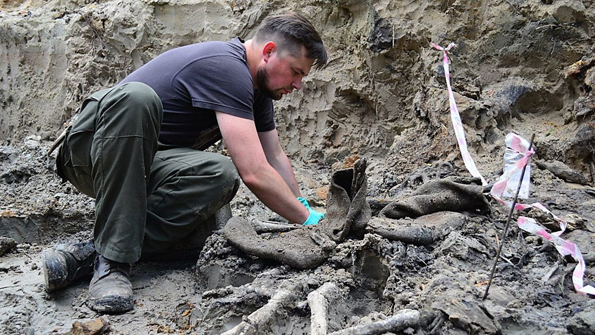 BBC World Service - Assignment, Digging up the Dead in Russia