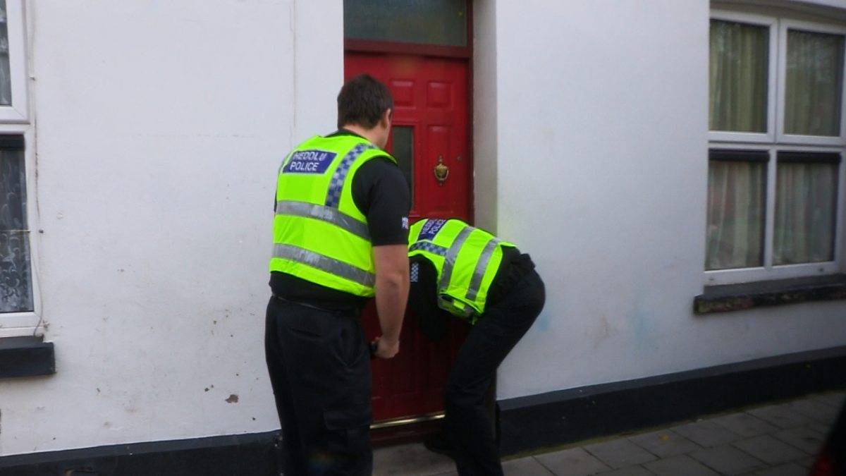 BBC One - Police 24/7, Rooftop Escapee