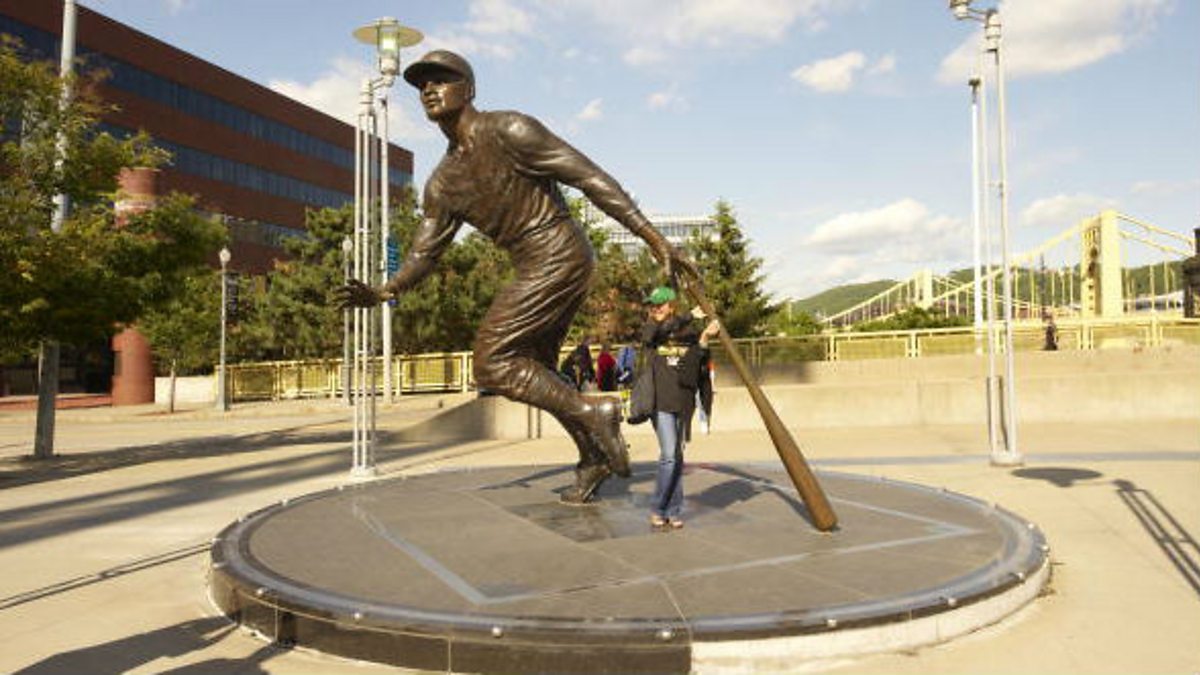 BBC World Service - Not by the Playbook, Sporting Statues