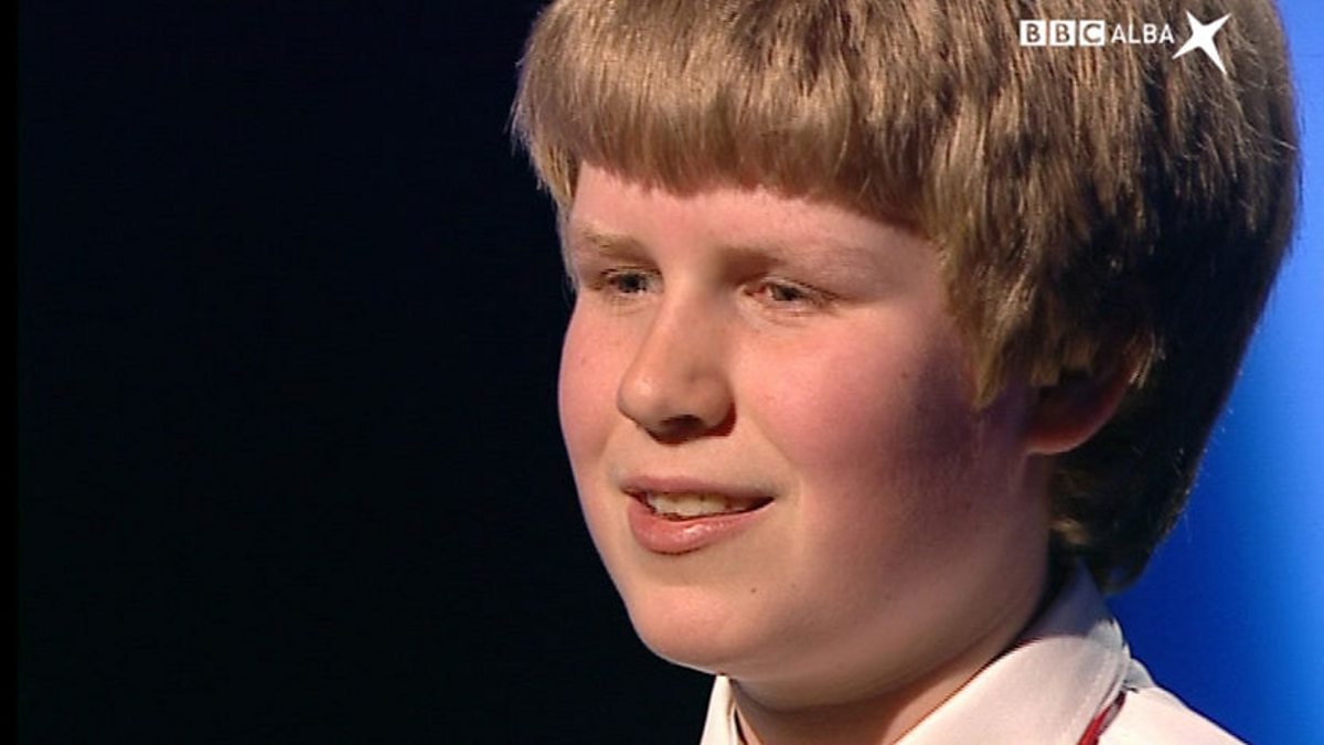 BBC ALBA - Mòd Nàiseanta Rìoghail, 2010, 11/10/2010, Fergus a' seinn ...