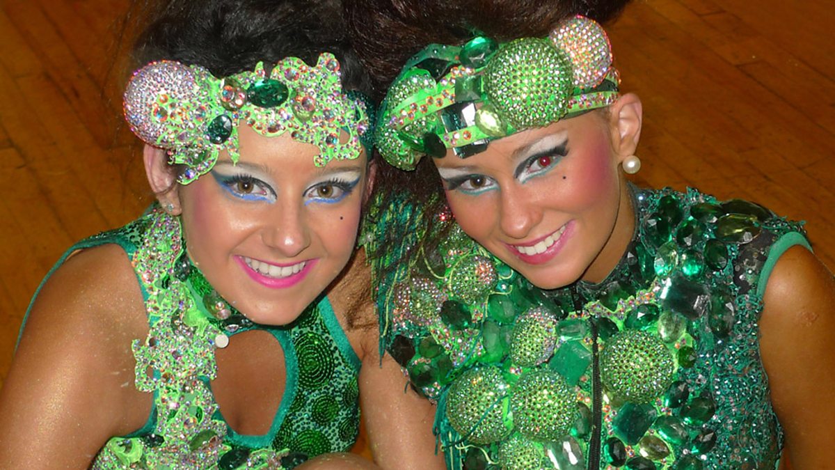 BBC ALBA - Clann Diosgo: Dannsairean Beaga na h-Eirinn/Disco Kids ...