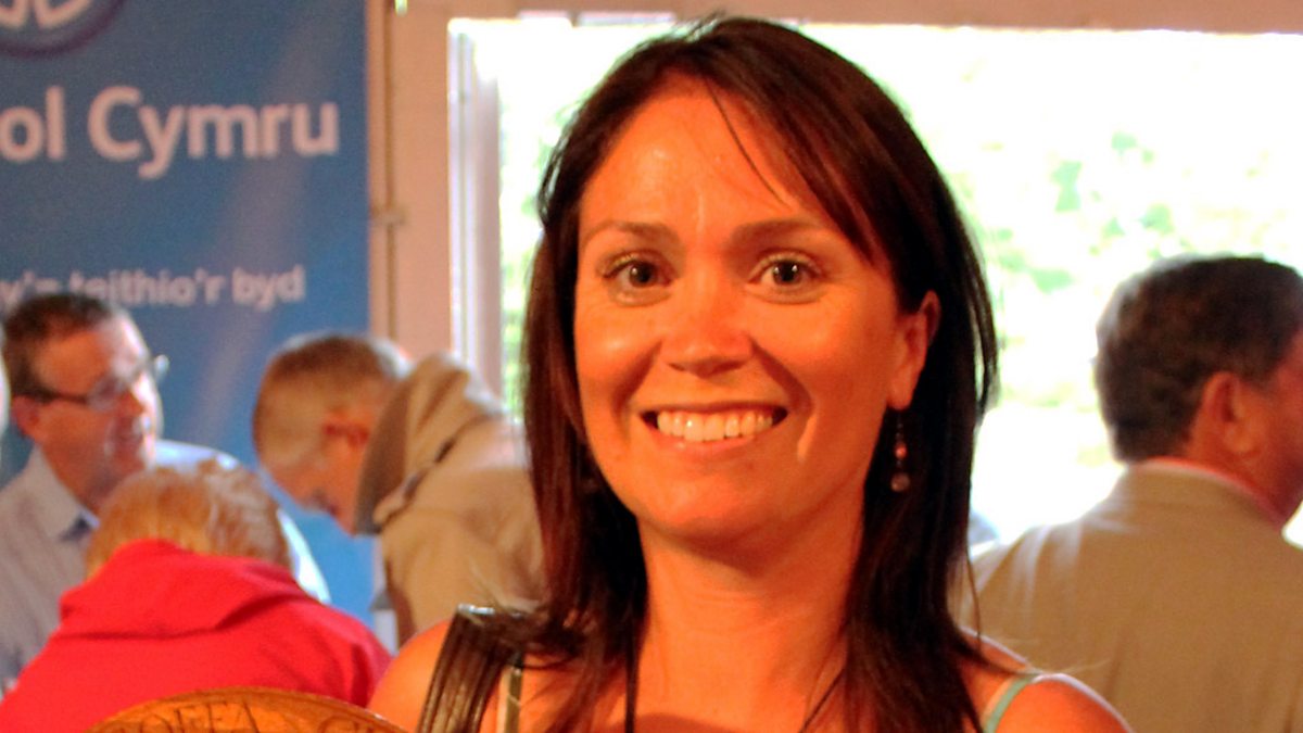 BBC Radio Cymru - Gwybodaeth - Mari George - Bardd Preswyl Mehefin 2015