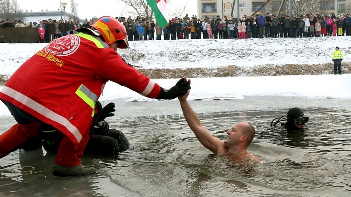 BBC World Service - BBC OS, Breaking the swimming-under-ice record