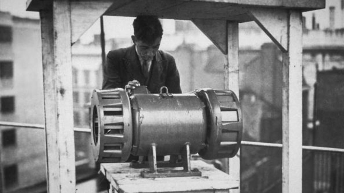 BBC World Service - World Update: Soundscapes, Air raid sirens in The Hague