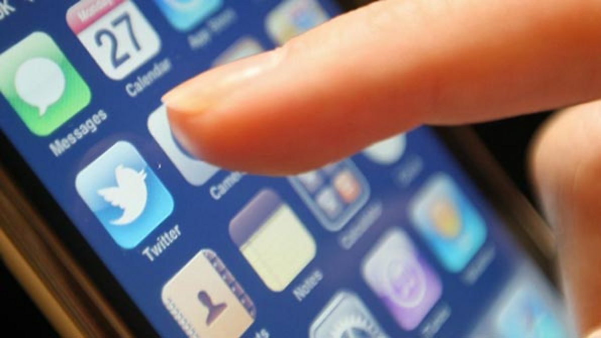 BBC Radio Cymru - Dan yr Wyneb gyda Dylan Iorwerth, Newyddion Ffug