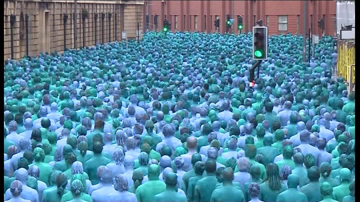 BBC Arts - Hull 2017 City of Culture, Spencer Tunick: Hull goes blue ...