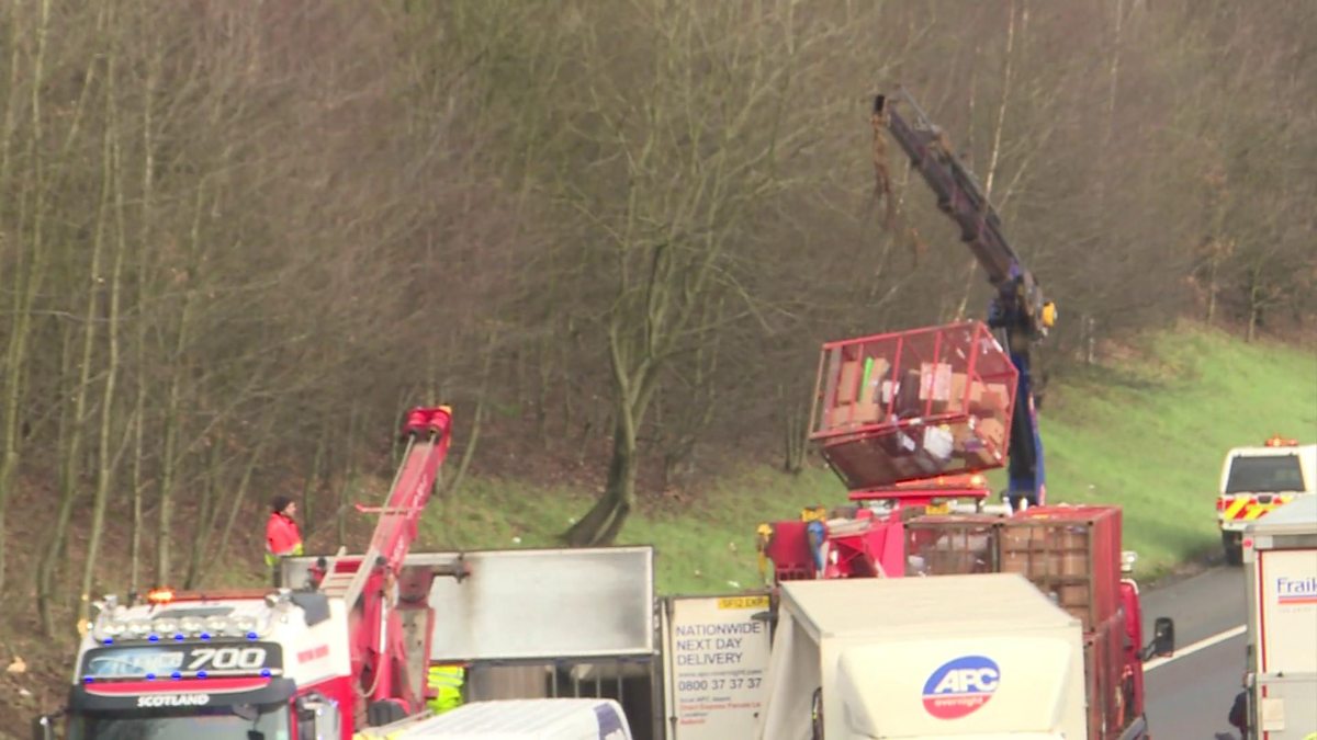 BBC News - Scotland, Work under way to clear lorry from A74(M)