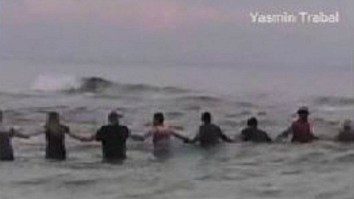 BBC World Service - BBC OS, BBC OS, Saved by a human chain