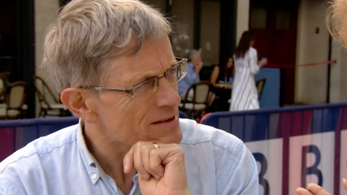 BBC One - Rip Off Britain - Holiday problems: Simon Calder