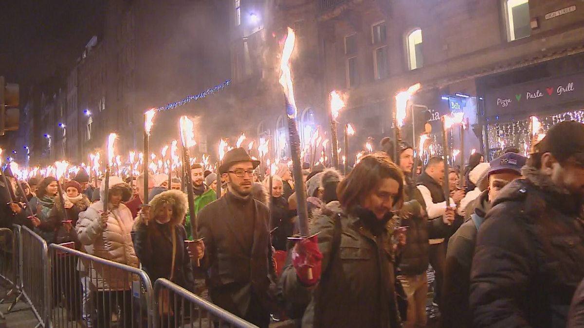 BBC News - Scotland, Hogmanay celebrations begin with torchlight procession