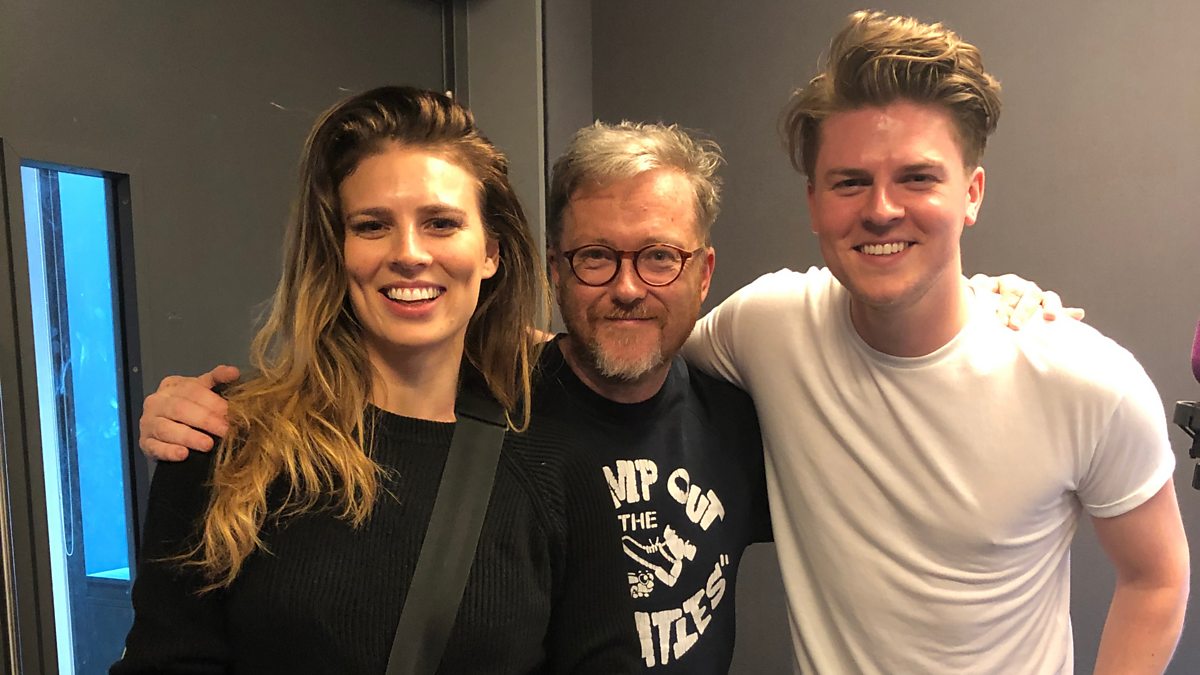 BBC Radio 5 Live - 5 Live In Short, Twinnie sings I'm The Type of Girl