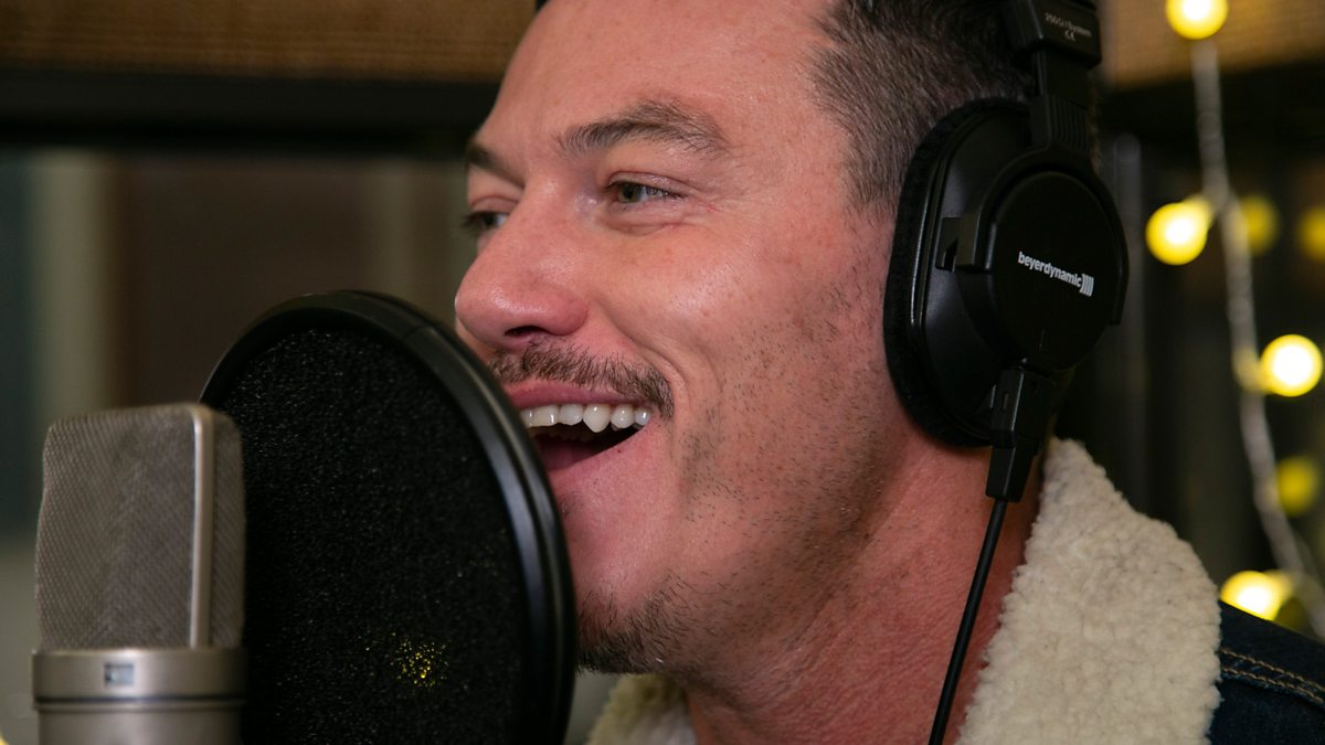 BBC Radio 5 Live - Laura Whitmore: Under the Spotlight, Luke Evans